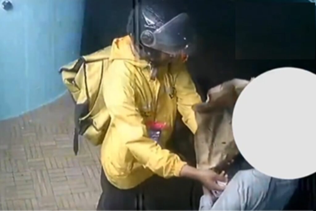 Viral Video: Blinkit Delivery Guy Accused Of Harassment, Girl Questions ...